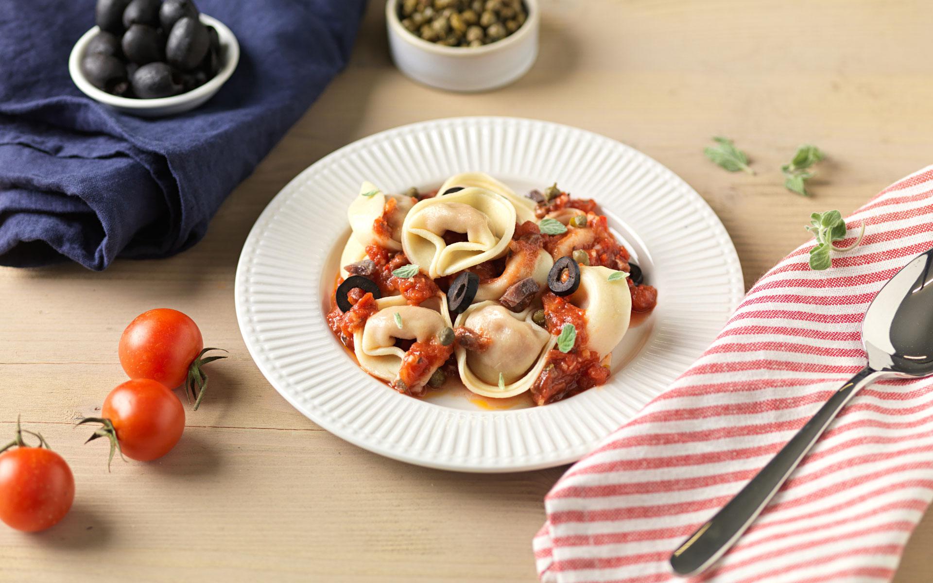 Tomate Mozzarella Tortelloni mit Puttanesca