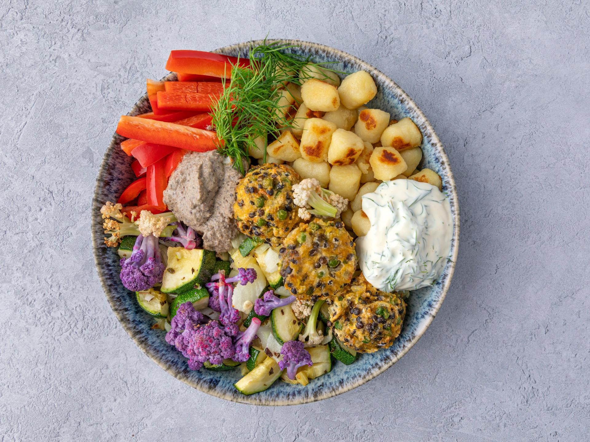 Veggie Bowl mit Gemüsebällchen und Gnocchini